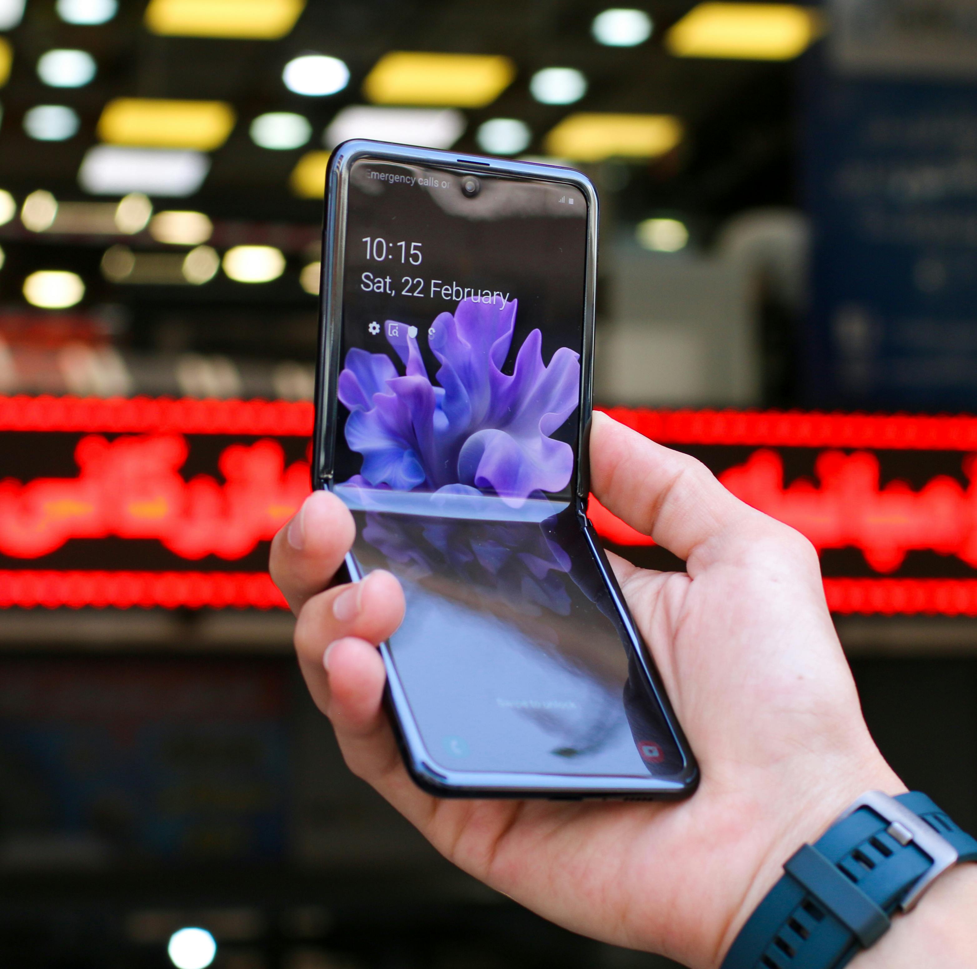 What You Need to Know About Gaming on a Flip Phone - PlayStation Universe